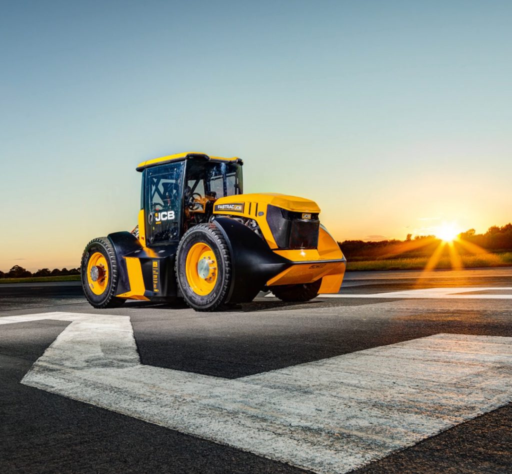 JCB FASTRAC TRACTOR STORMS TO NEW BRITISH SPEED RECORD - Machinery Movers