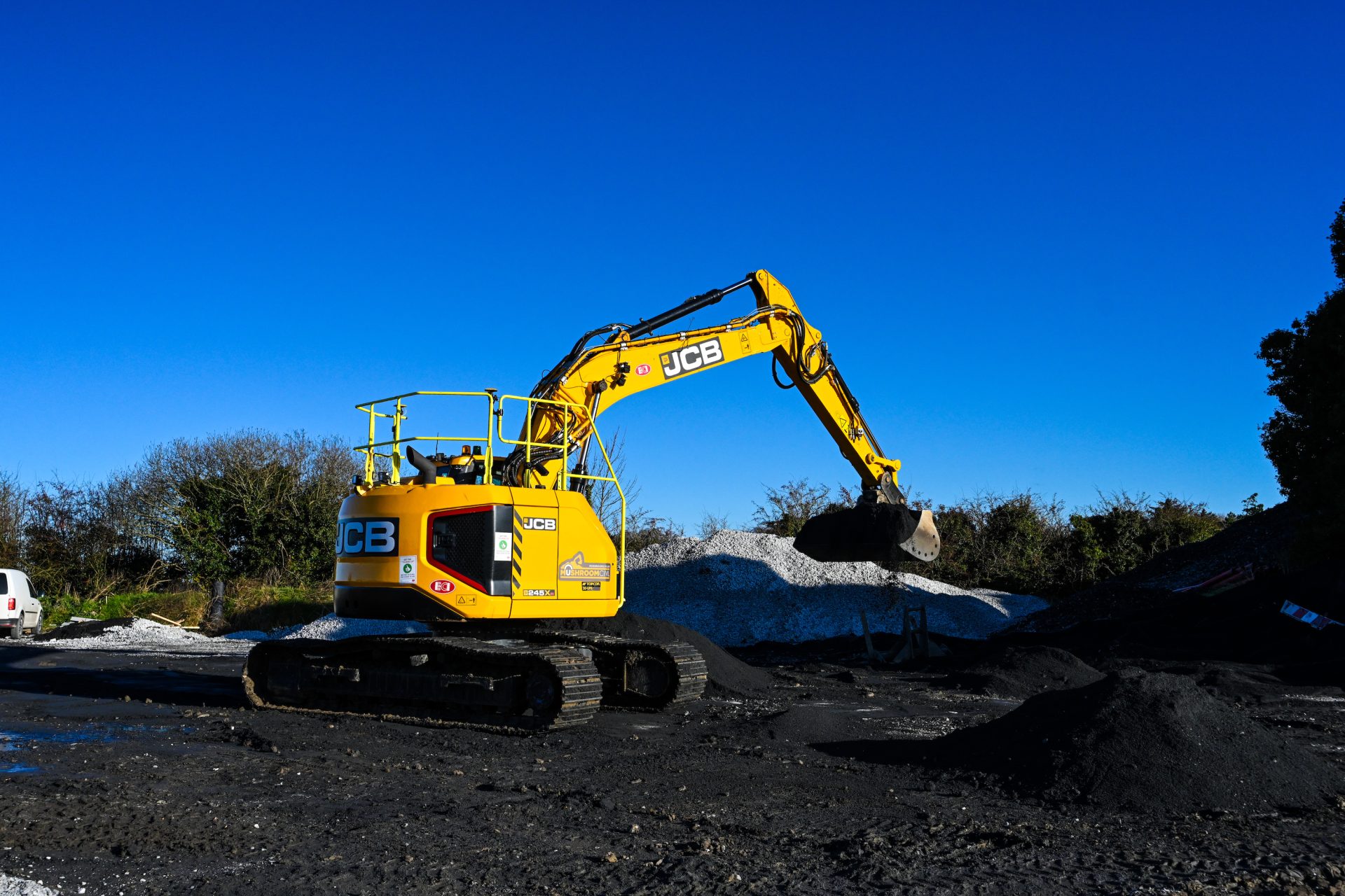 JCB X SERIES ON THE RIGHT TRACK FOR MUSHROOM CIVIL - Machinery Movers